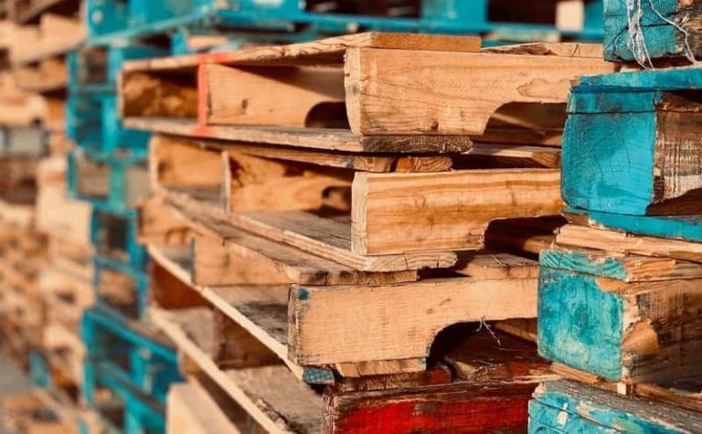 How much does a pallet weigh?